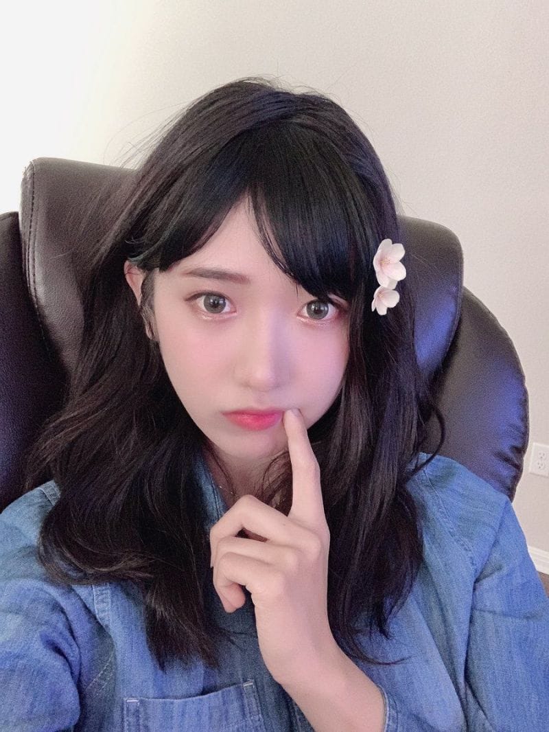 Random passerby asks Twitch streamer Jinnytty out on a date on live stream