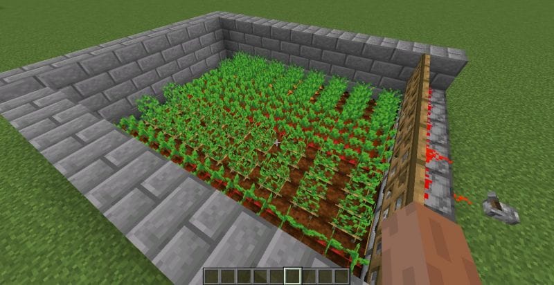 How to build an auto-harvest survival farm in Minecraft