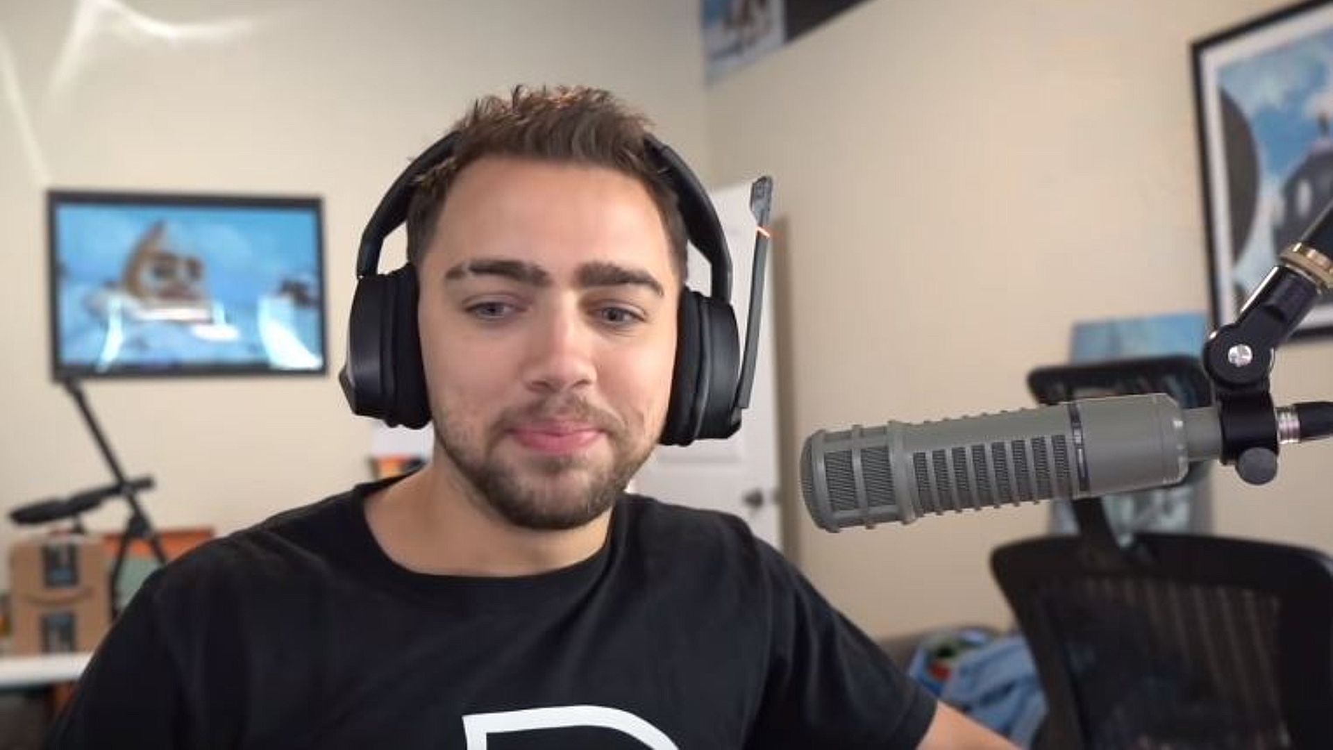 “Looks like a real door”: Mizkif stands next to Twitch streamer Zoil to ...