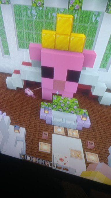 5 best Minecraft builds using gold (2022)