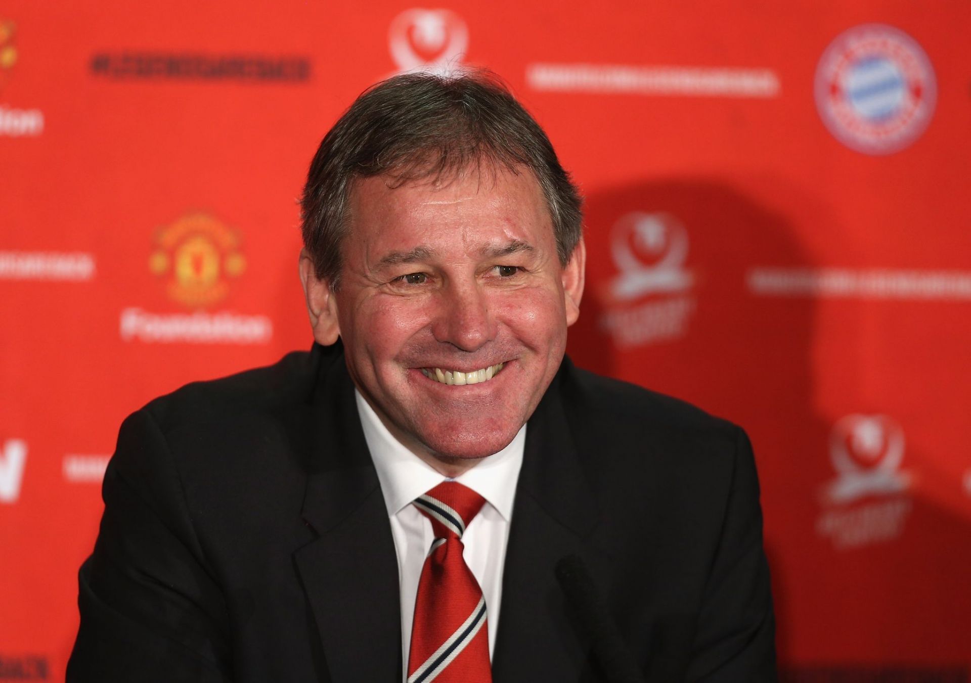 "An unbelievable player" - Manchester United legend Bryan Robson names ...