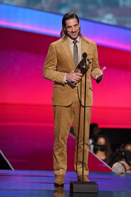 NFL fans discuss Aaron Rodgers and his suit at NFL Honors