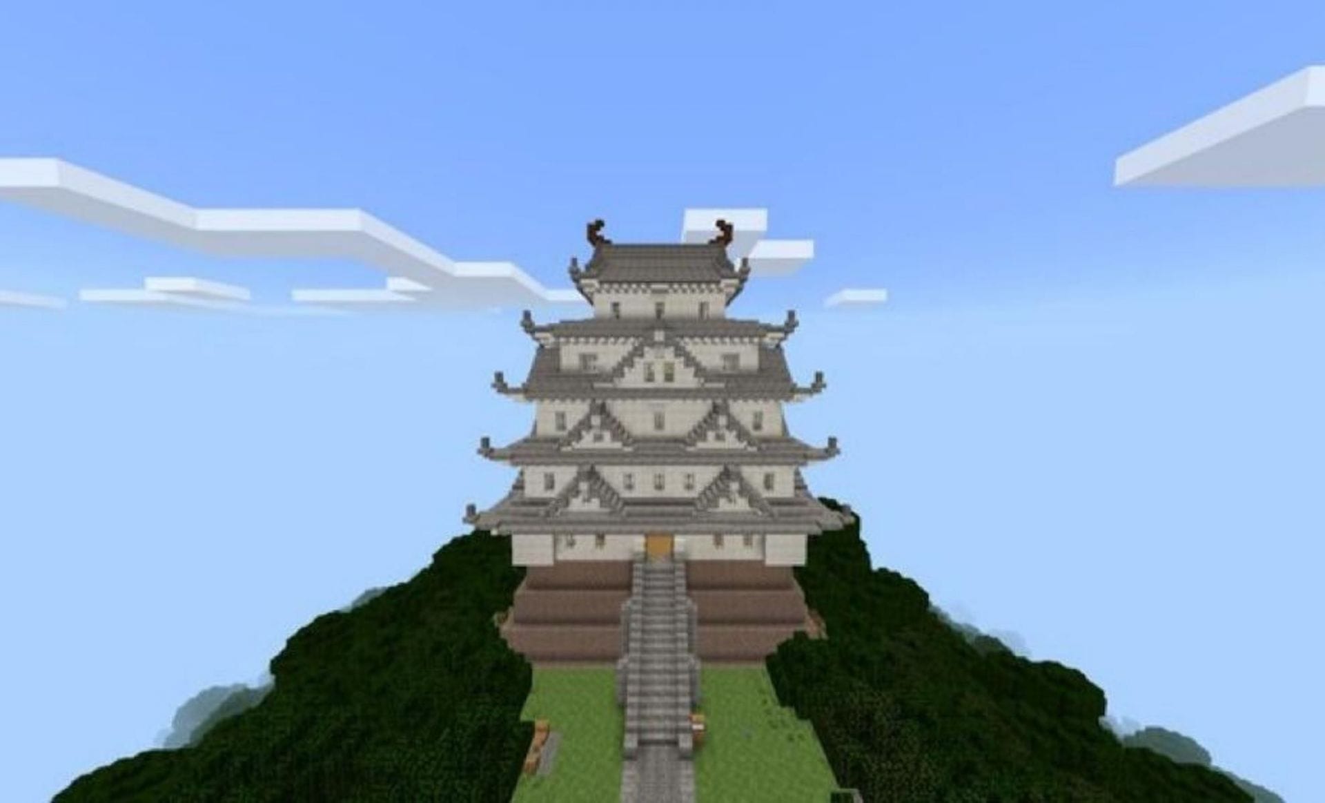 Minecraft player builds a glorious Japanese castle
