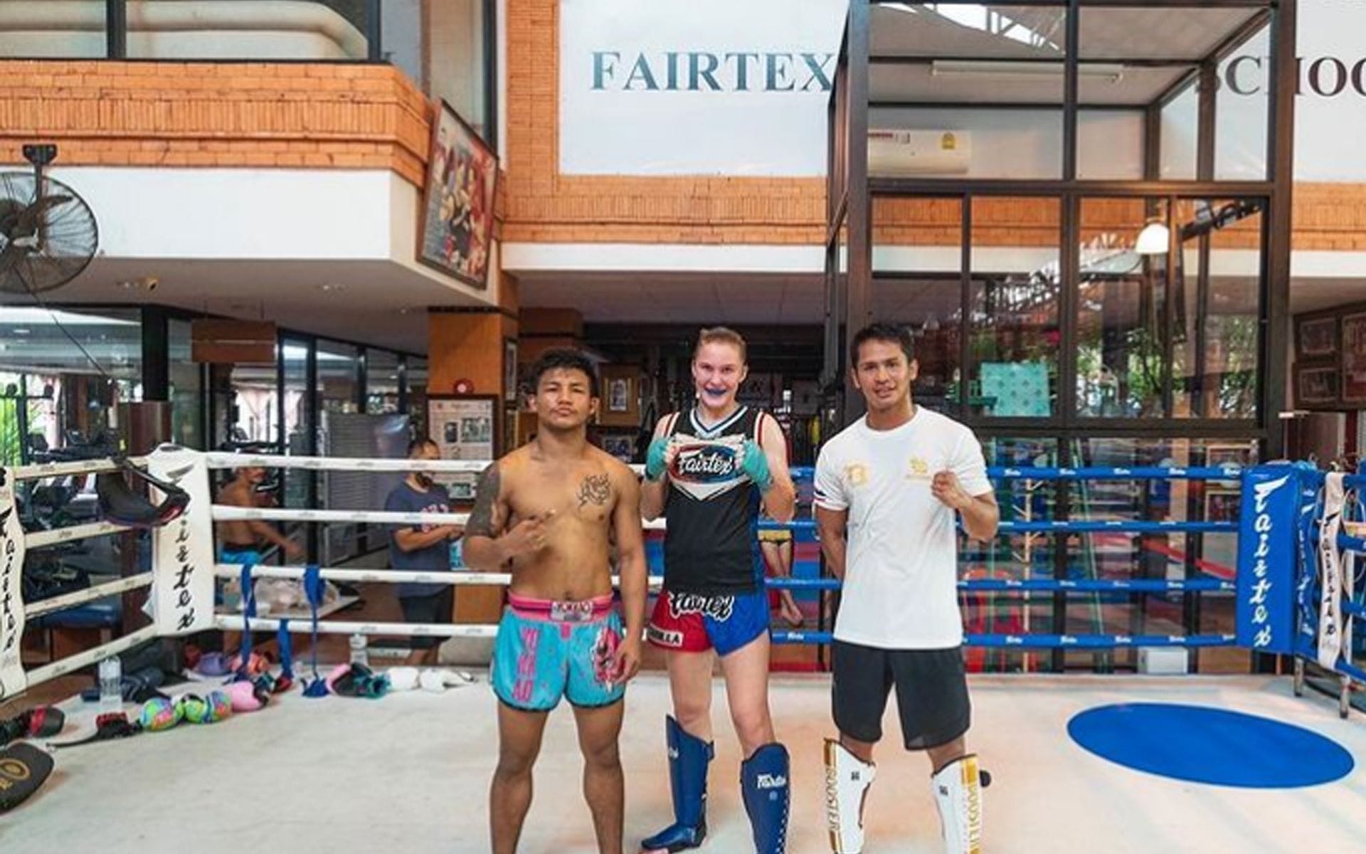 Rodtang Jitmuangnon posts up with Smilla Sundell and Superbon