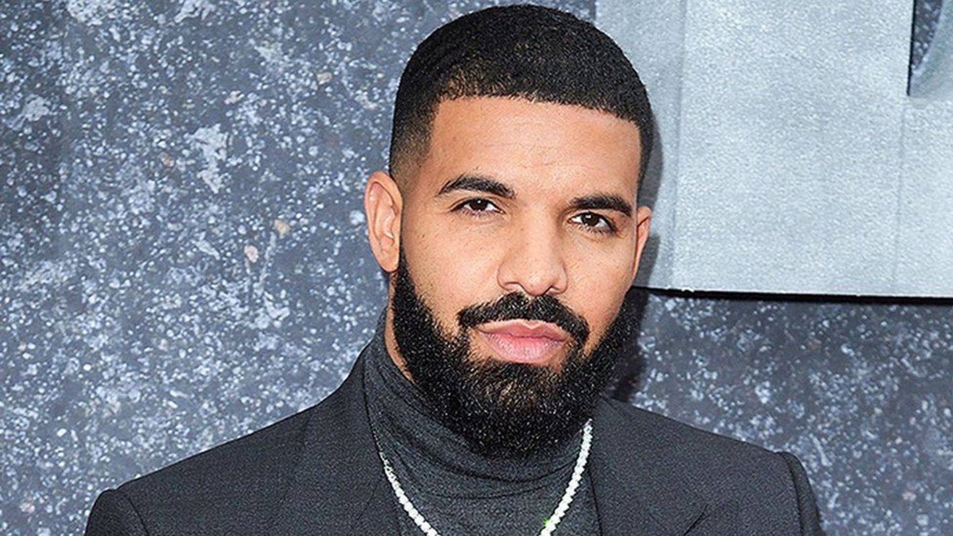 Drake appears to photoshop Addison Rae's hand on his head, leaves ...