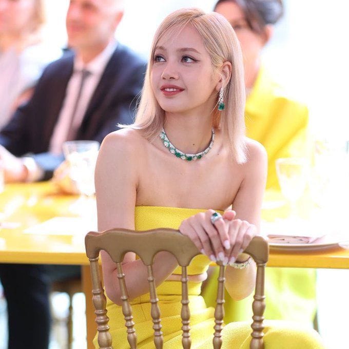 BLACKPINK’s Lisa poses for a gorgeous selca with Priyanka Chopra and ...