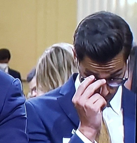 Clark Kent takes over Twitter after mysterious guy sitting behind ...