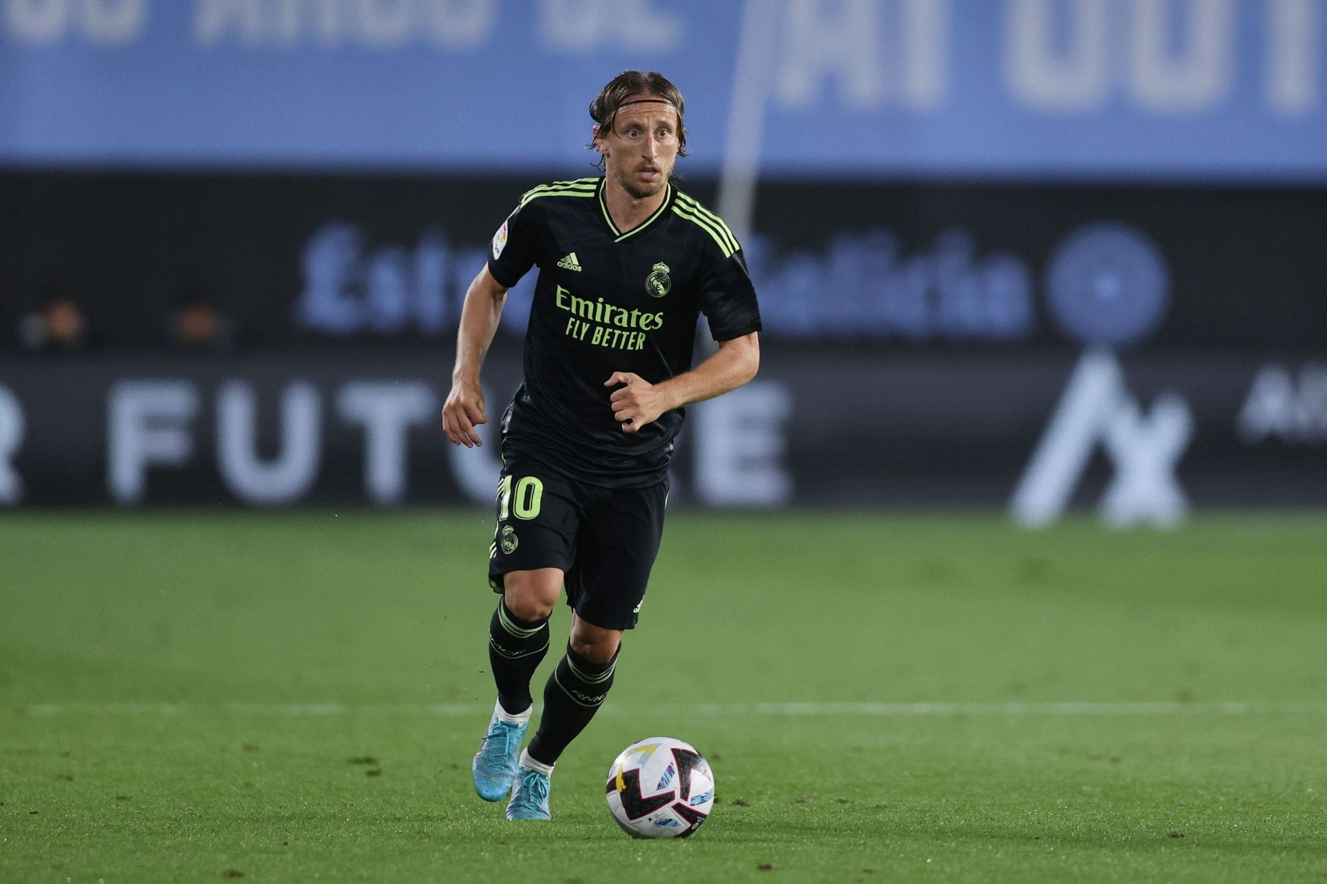 5 best football players wearing number 10 at the moment (2022-23)