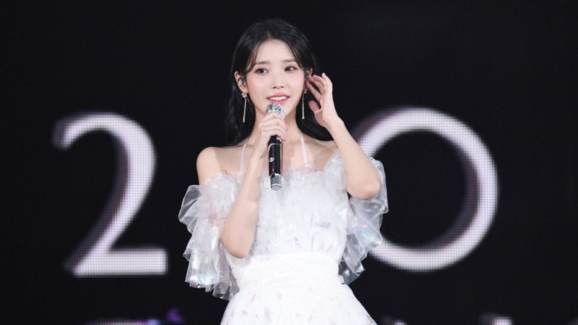 Fans pour in love as IU confesses she has a hearing disorder at THE ...