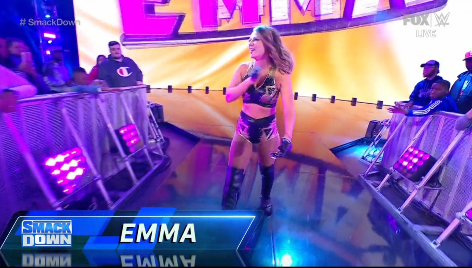 Wrestling world reacts to Emma not getting a pop on her return to WWE on SmackDown