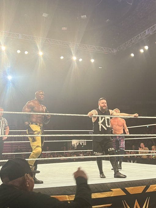 [PHOTO] Seth Rollins does The Shield's pose with two current WWE Superstars
