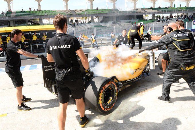 5 times F1 cars caught fire in the pit lane
