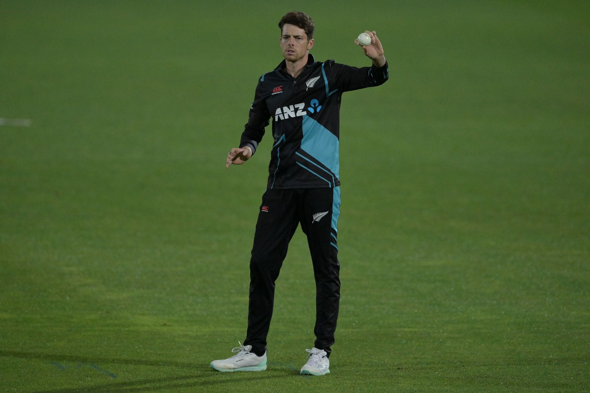 How did Mitchell Santner’s misfield off the last ball prevent a New Zealand win in Napier T20I?
