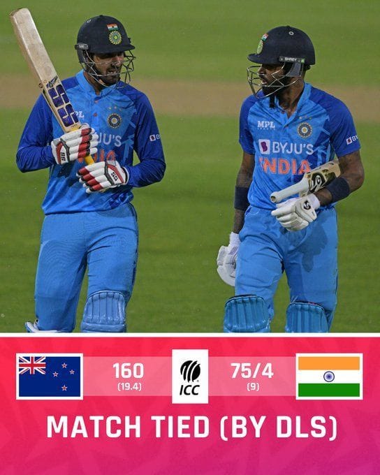 How did Mitchell Santner’s misfield off the last ball prevent a New Zealand win in Napier T20I?