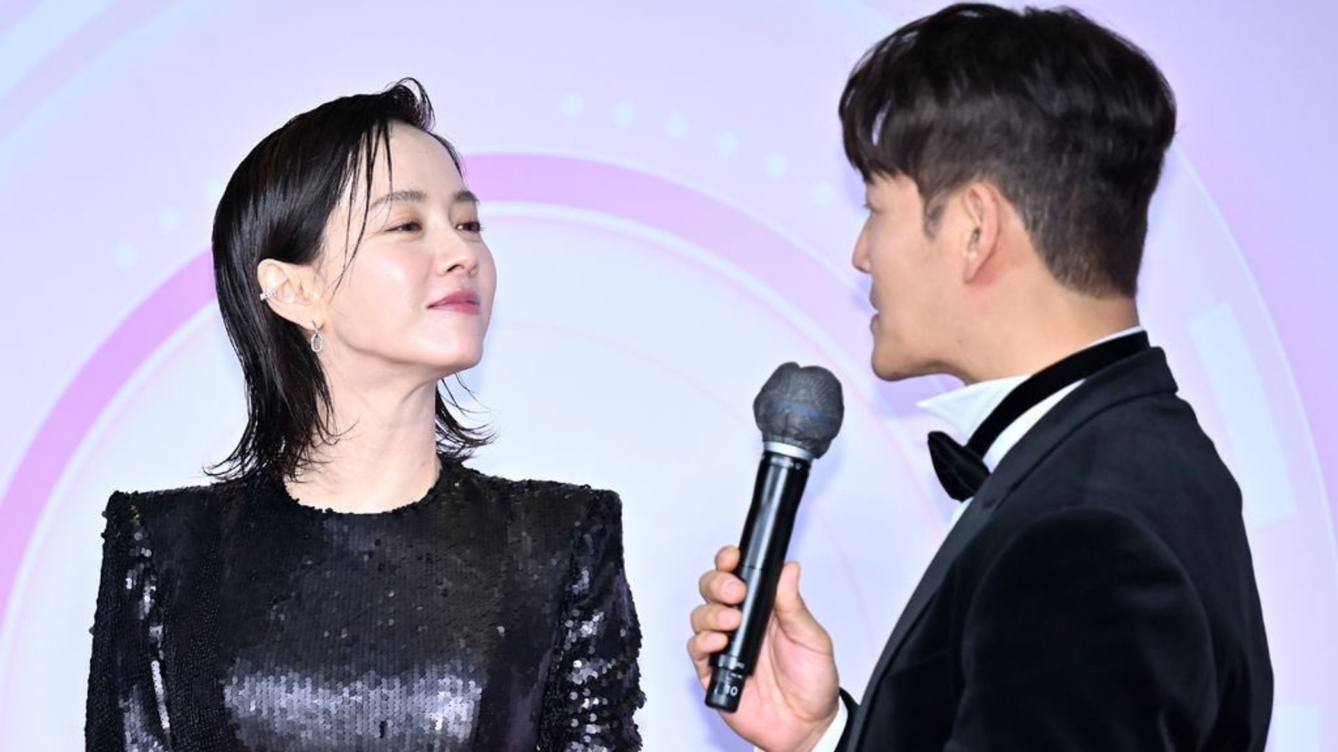 Song Ji-hyo and Kim Jong-kook share an adorable interaction at the 2022 SBS Entertainment Awards ...
