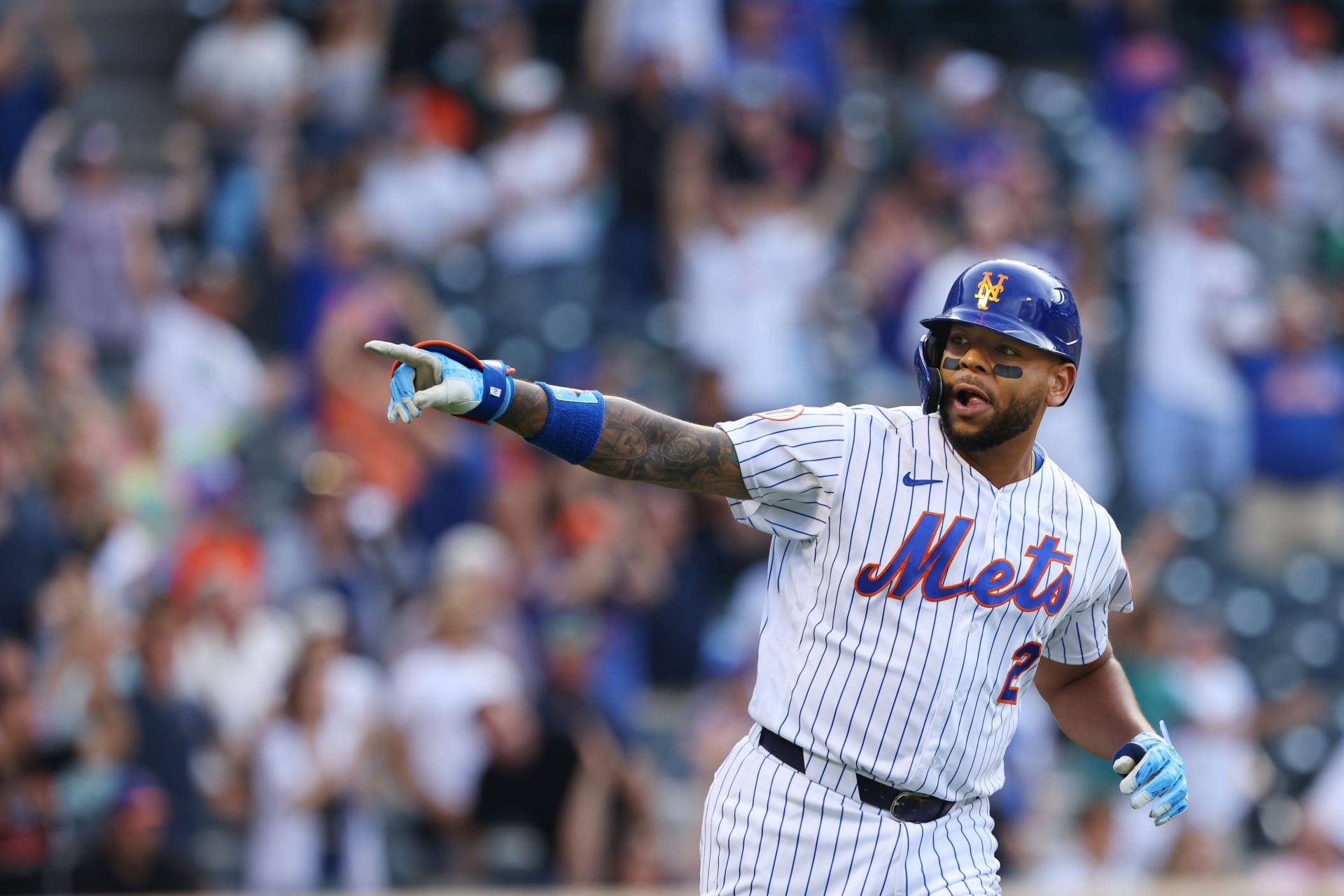 MLB Insider reports slugger Dominic Smith has agreed to terms with ...