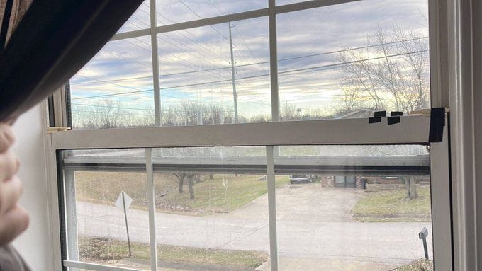 "Your window fell bro": Twitch streamer's monitor breaks after window ...