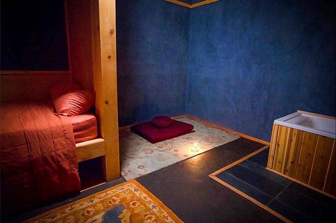 Wonder how Aaron Rodgers' darkness retreat looks like? Inside view of ...