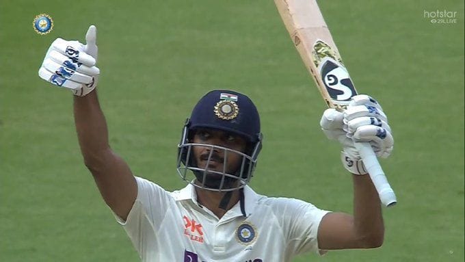 "When I was signing autographs instead of bills"- Dinesh Karthik shares ...