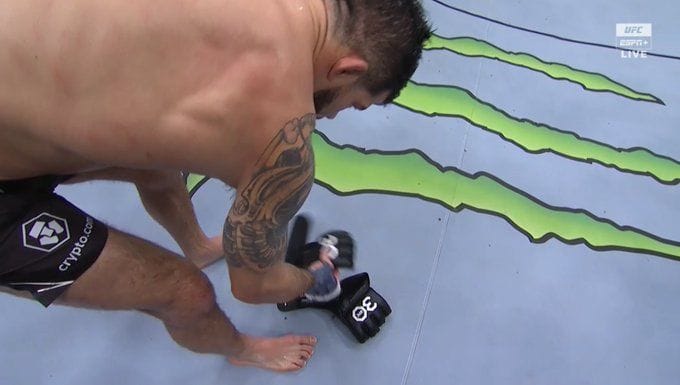 Raphael Assuncao: UFC Las Vegas: Veteran fighter lays unconscious after ...