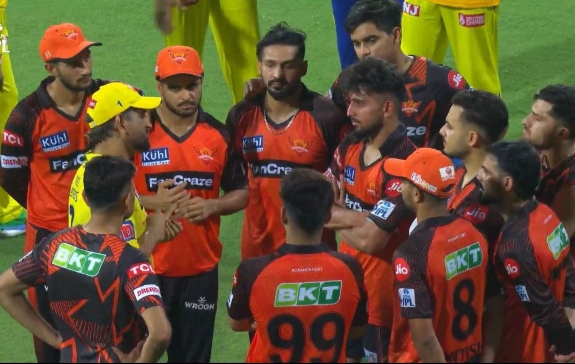 [WATCH] MS Dhoni interacts with Umran Malik and other SRH youngsters ...