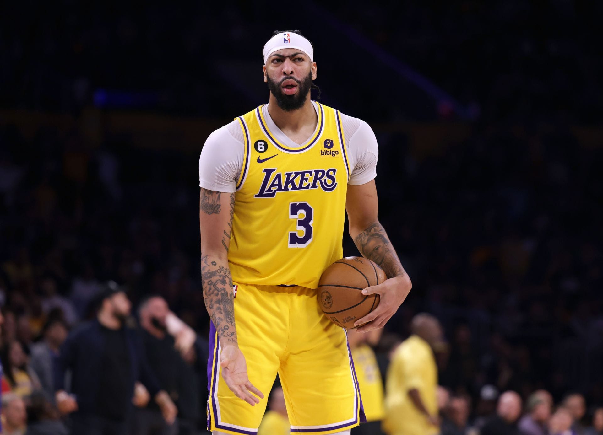 “I can’t move my arm” - Anthony Davis heads to the locker room in a ...