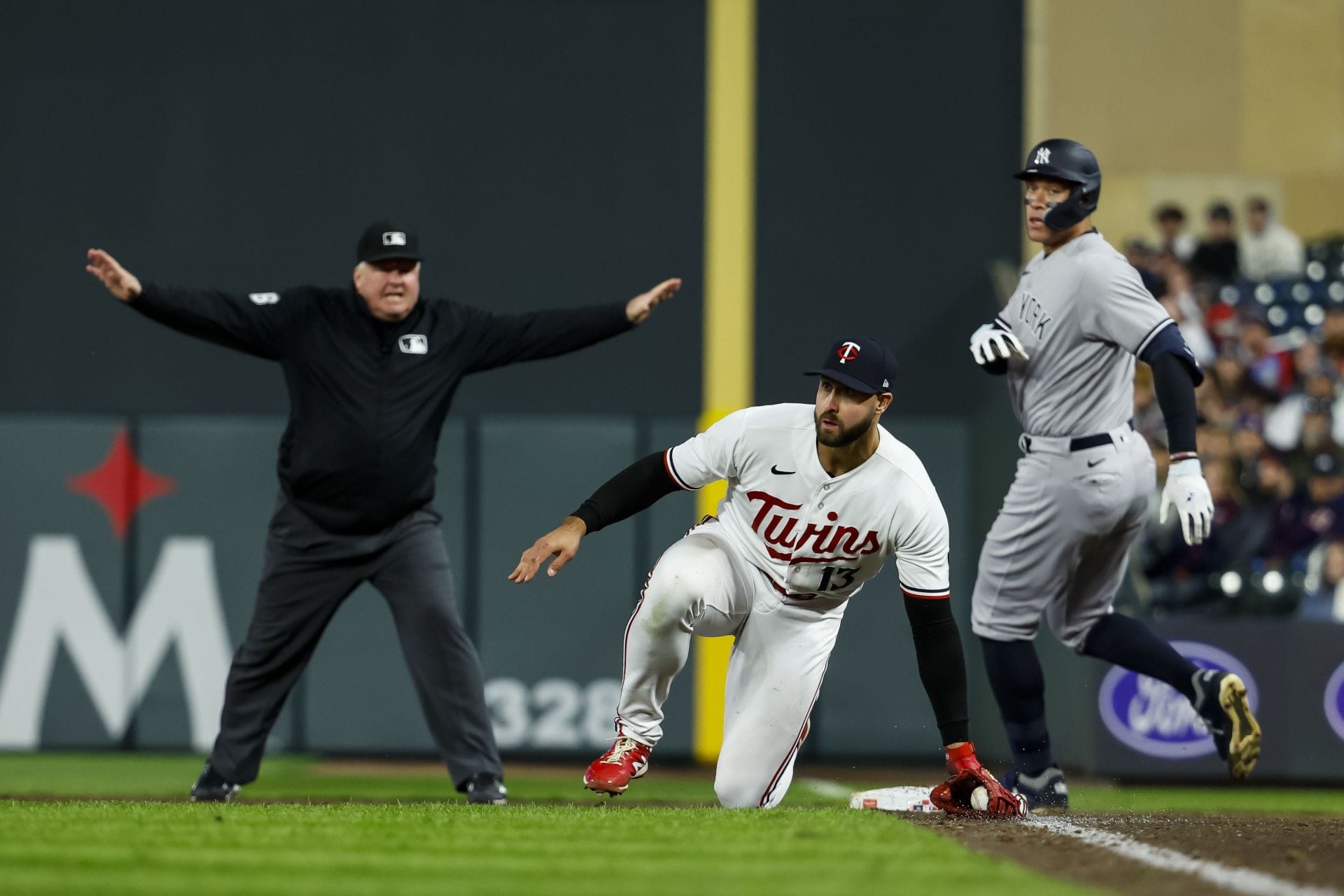 New York Yankees fans react to team's win against the Minnesota Twins ...