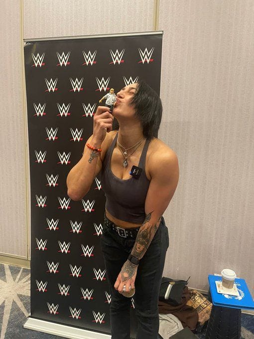 [PHOTO] Rhea Ripley kisses WWE Superstar's action figure