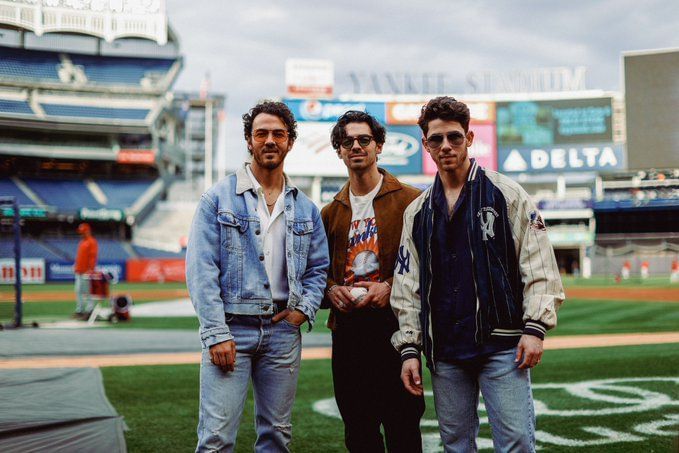 Pop rock icons Jonas Brothers makes a funny blunder, addressing ...