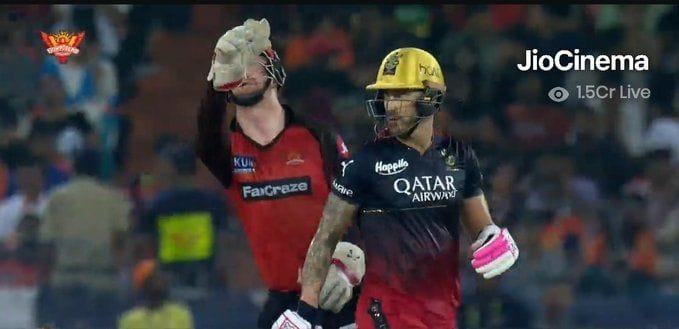 "Thank you CSK for not retaining Faf du Plessis" - Fans erupt as RCB ...