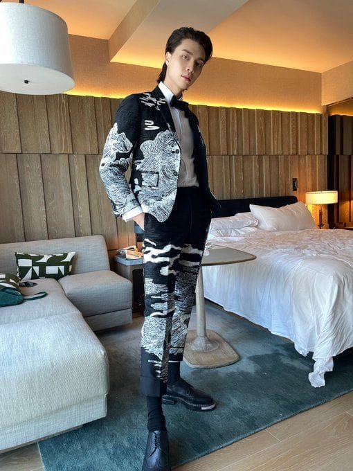 "He's literally a grown man": NCT's Johnny gets exposed for his vape ...