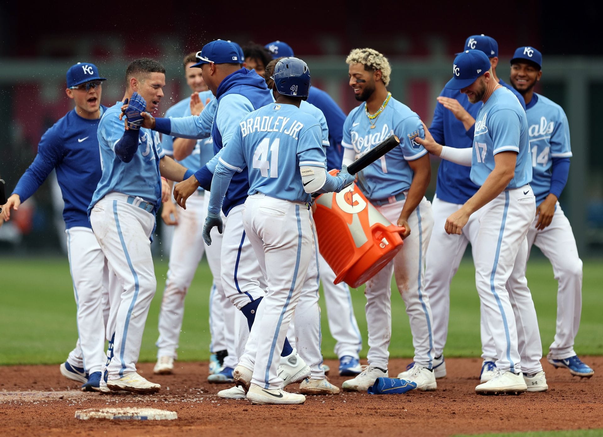 MLB Twitter roasts Chicago White Sox's loss to Kansas City Royals on a walk-off bunt: "Let's all ...