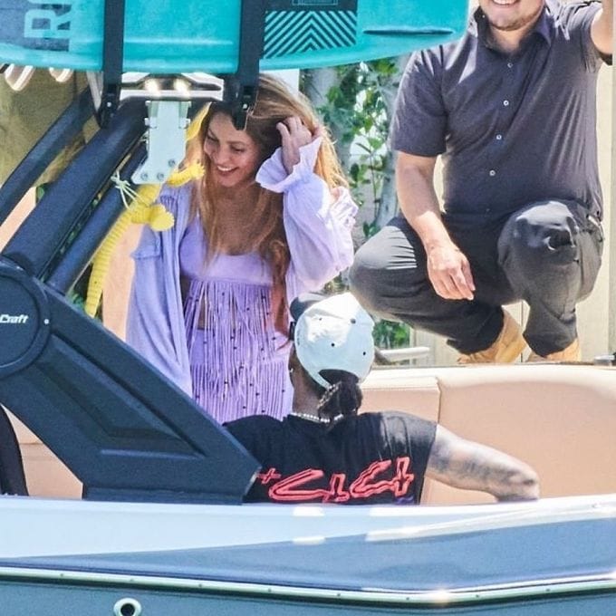 Shakira spotted enjoying boat ride with F1 superstar in Miami, fans ...