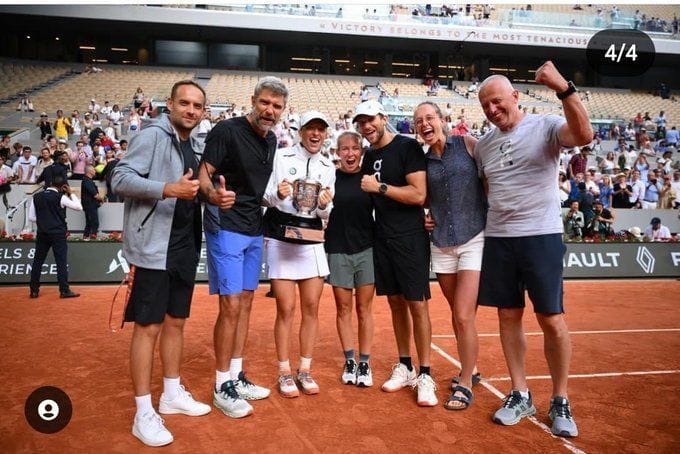 Iga Swiatek's father Tomasz celebrates her 3rd French Open title win