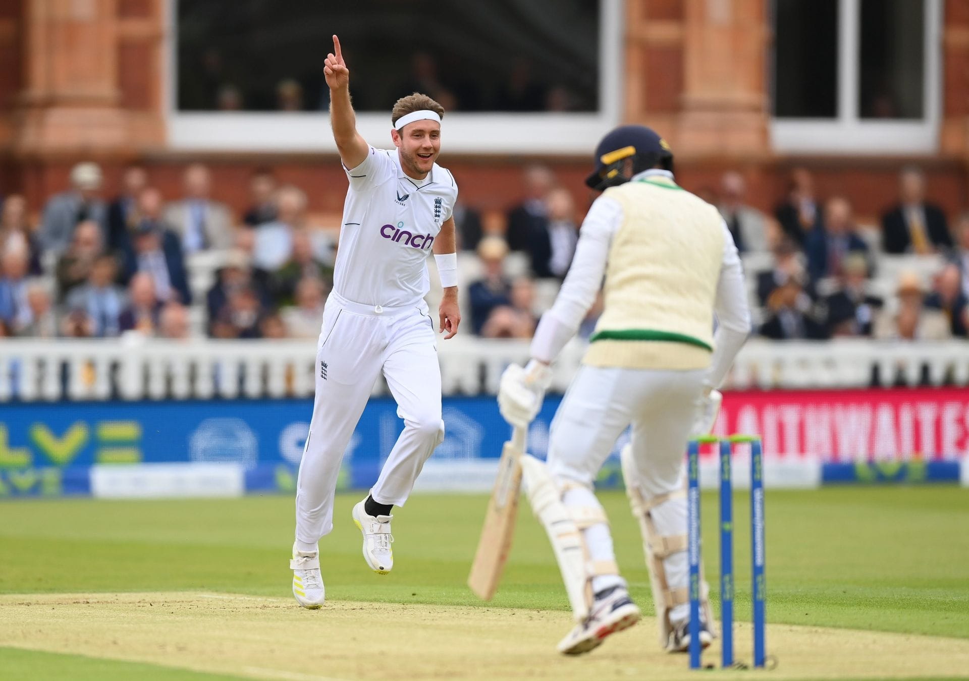 ENG vs IRE: स्टुअर्ट ब्रॉड की खतरनाक गेंदबाजी, आयरलैंड टीम ताश के ...