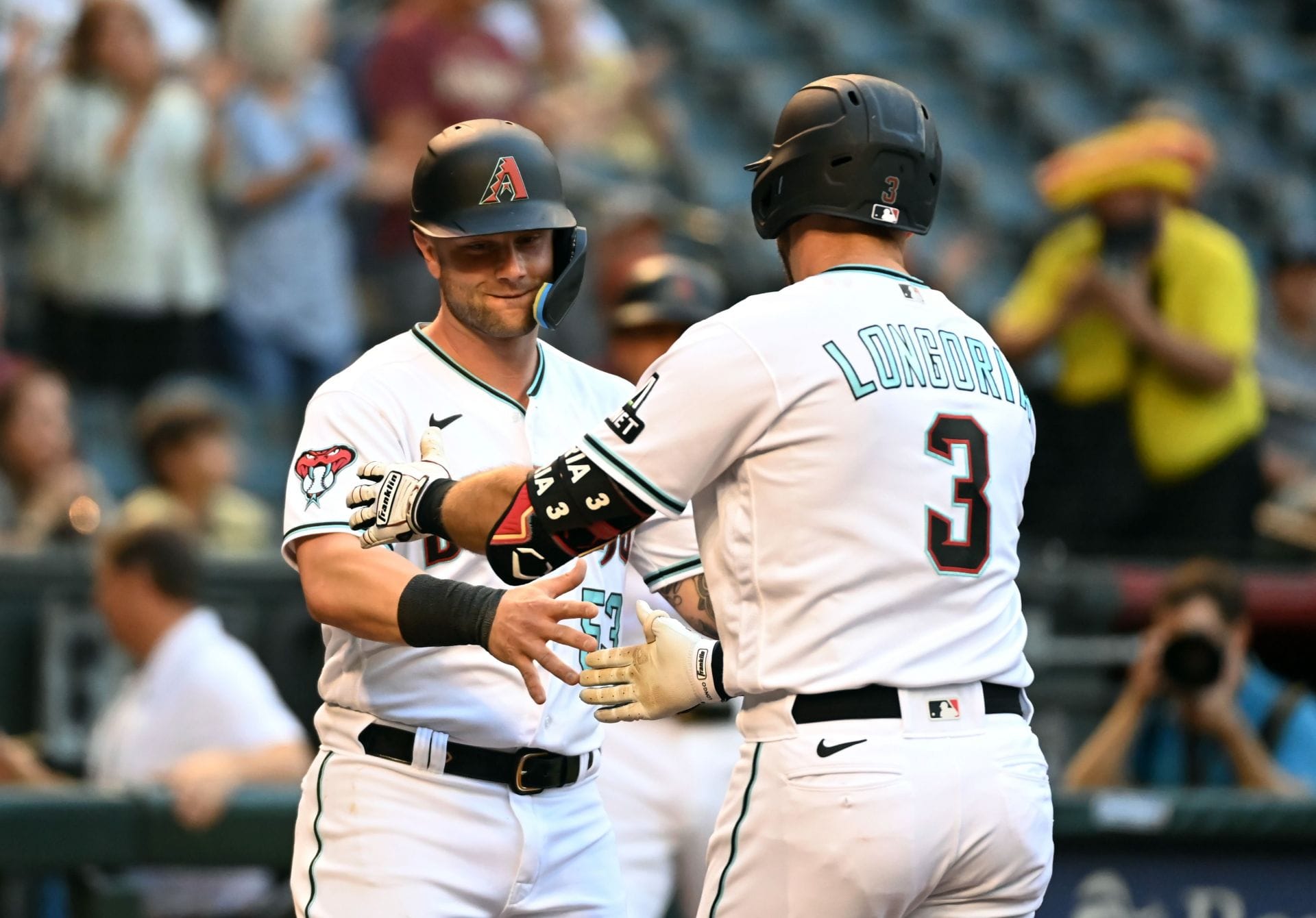 Arizona Diamondbacks fans thrilled as team ties Los Angeles Dodgers for ...