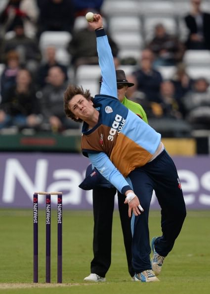 Tom Knight signs new one-year deal with Derbyshire